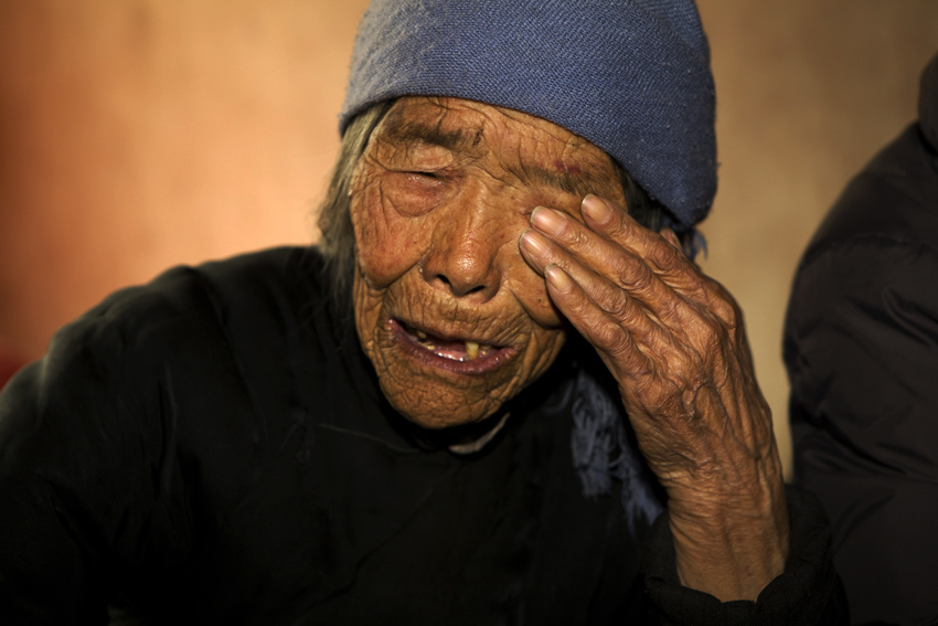 吐了一地图片人吐了图片喝吐了一片大山谷图库